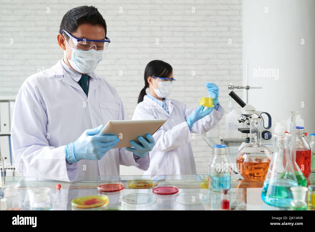 Reading research man computer hi-res stock photography and images - Alamy