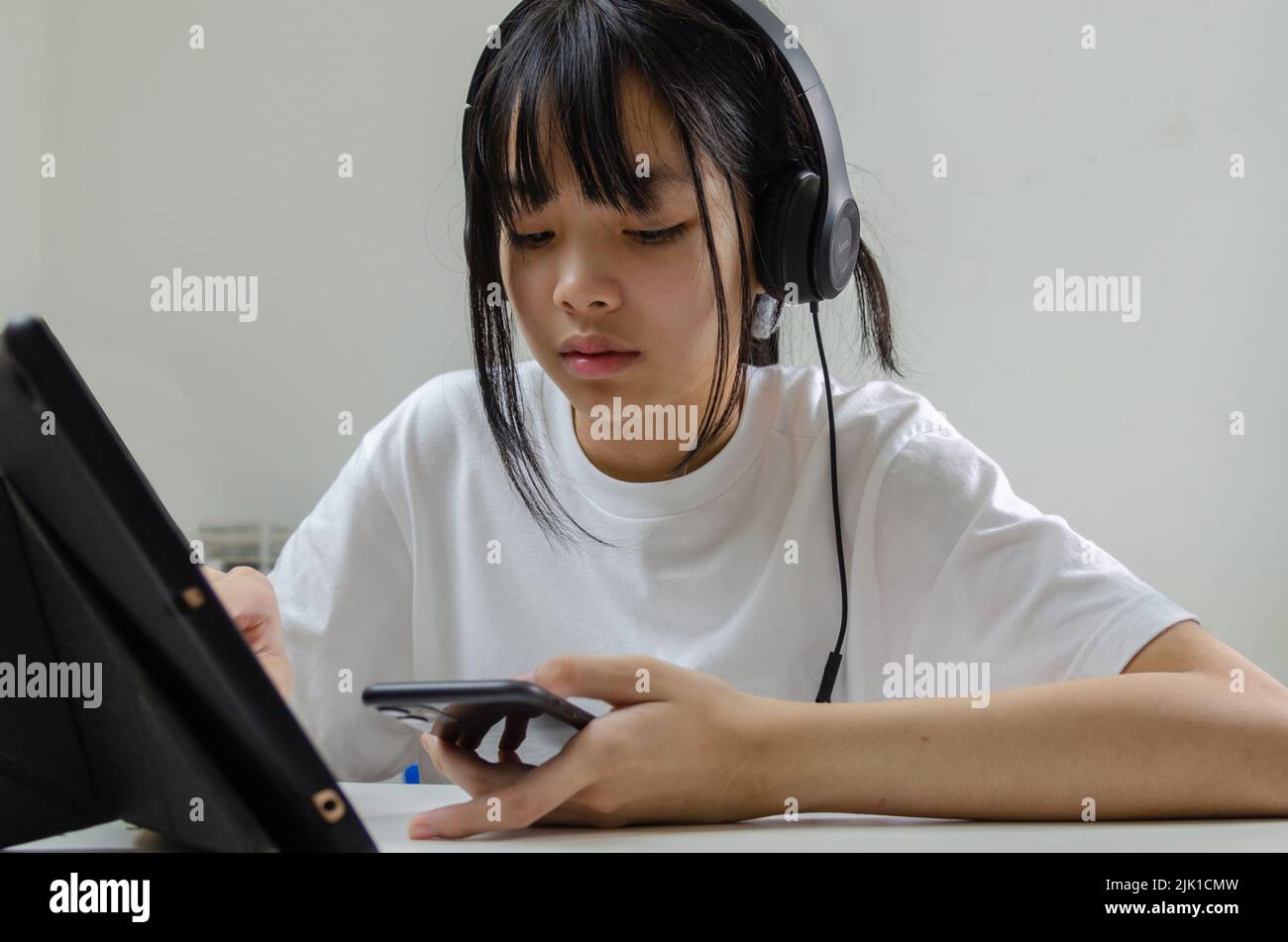 Teenage girl using desktop computer hi-res stock photography and images ...