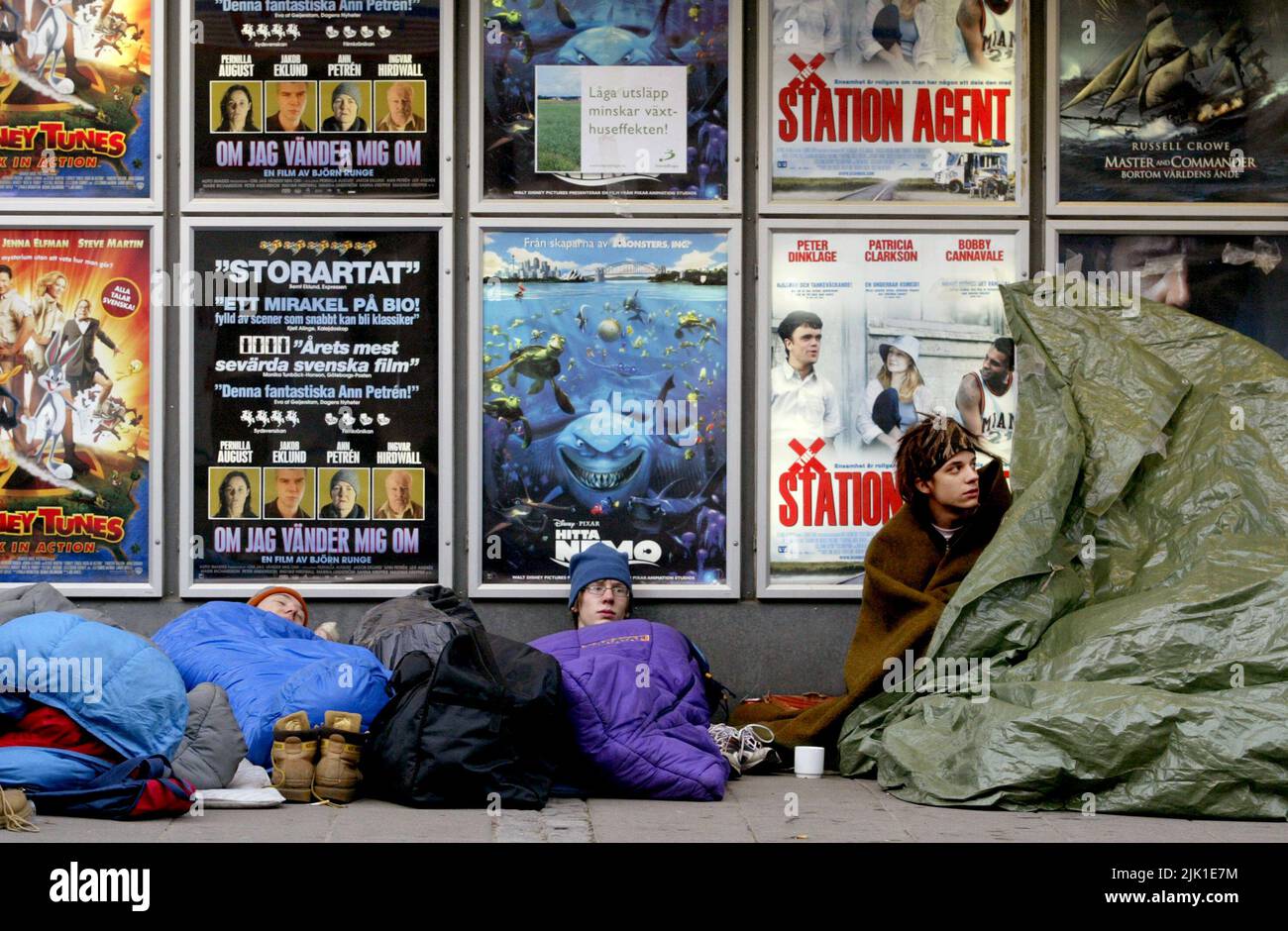 Queue outside Filmstaden (cinema chain) for the Lord of the Rings films ...