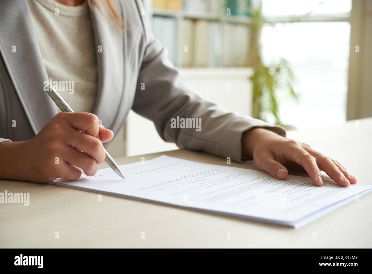 Signing hands hi-res stock photography and images - Alamy