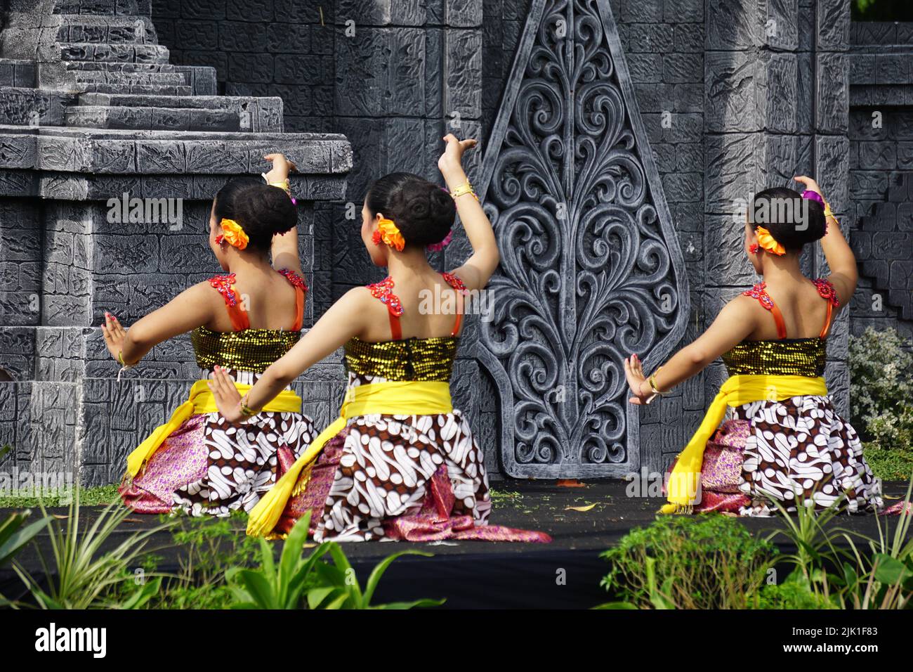 Tari gambang tayub hi-res stock photography and images - Alamy