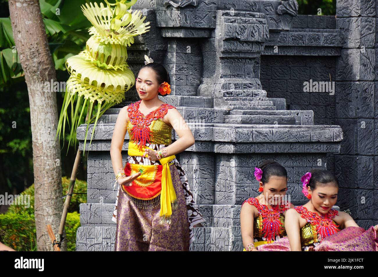 Indonesian perform gambang tayub dance to commemorate world dance day ...