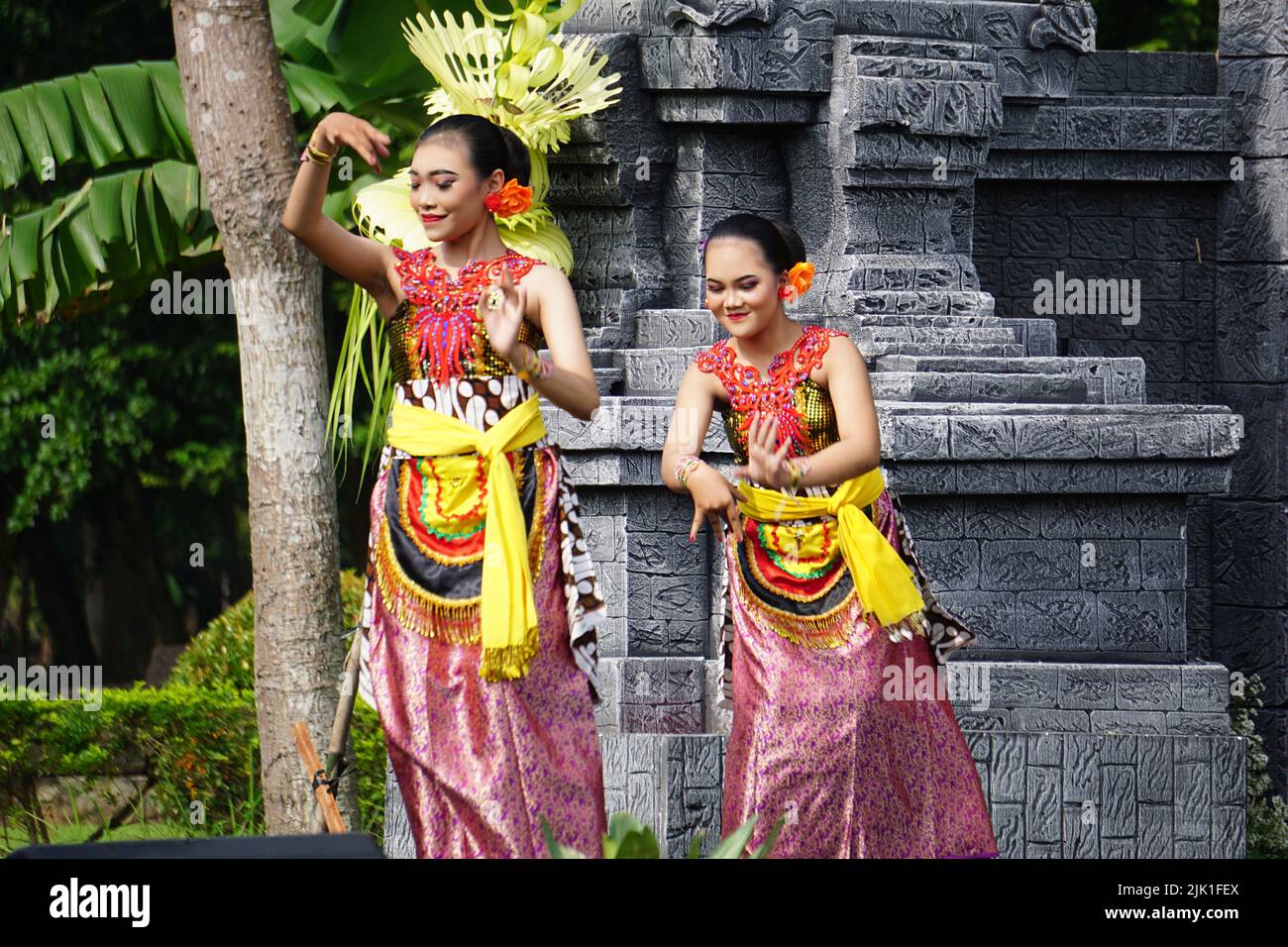 Indonesian perform gambang tayub dance to commemorate world dance day ...