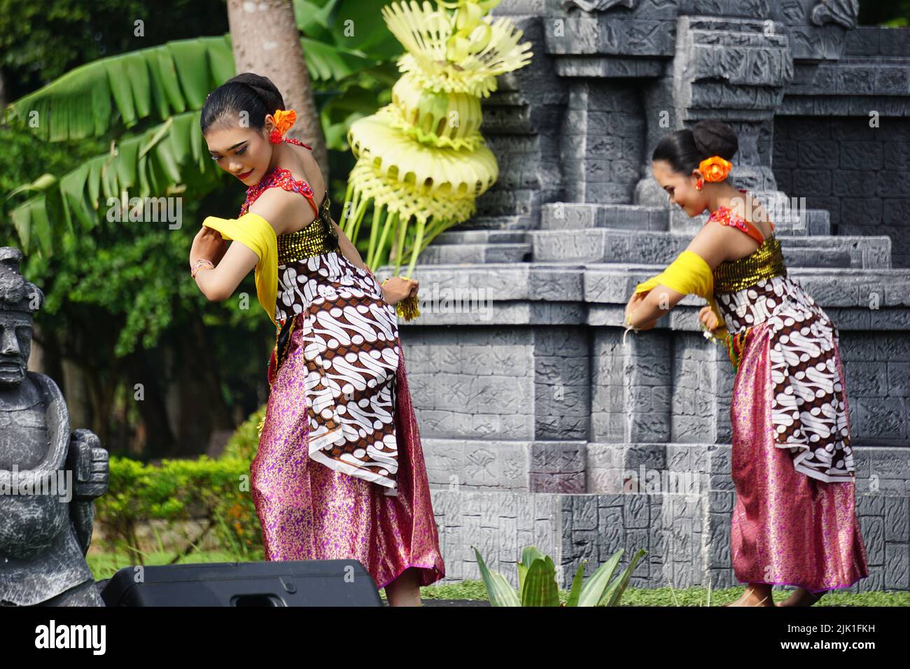Indonesian perform gambang tayub dance to commemorate world dance day ...
