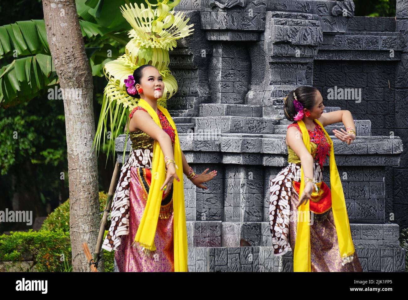 Tari gambang tayub hi-res stock photography and images - Alamy