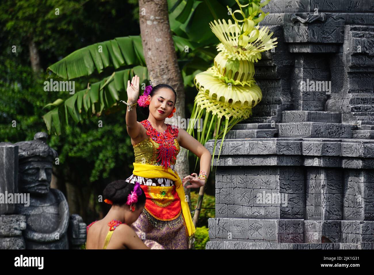 Tari gambang tayub hi-res stock photography and images - Alamy