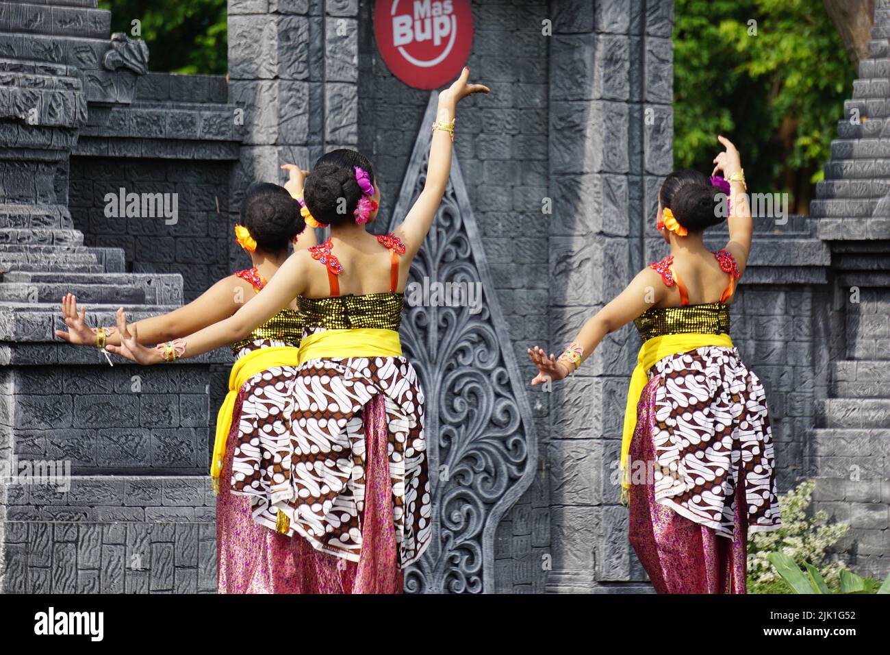 Indonesian perform gambang tayub dance to commemorate world dance day ...