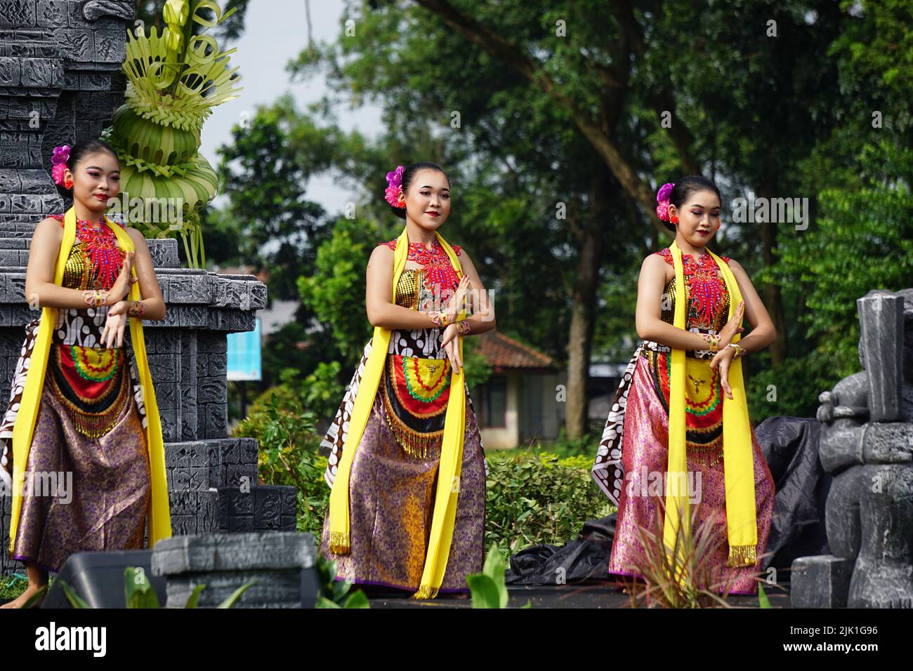 Indonesian perform gambang tayub dance to commemorate world dance day ...