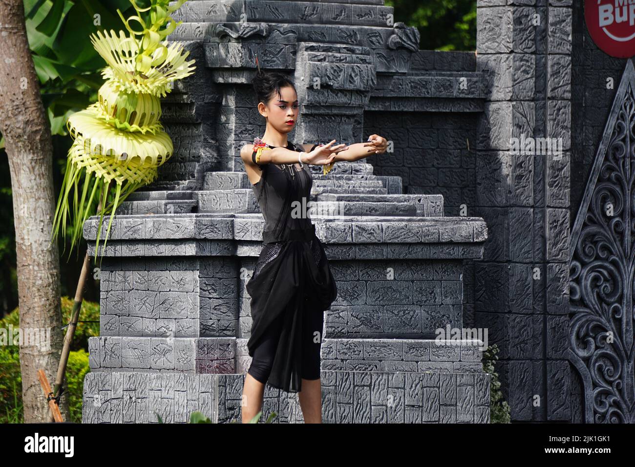 Indonesian perform isun dance to celebrate world dance day Stock Photo ...