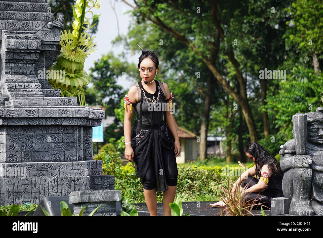 Indonesian perform isun dance to celebrate world dance day Stock Photo ...