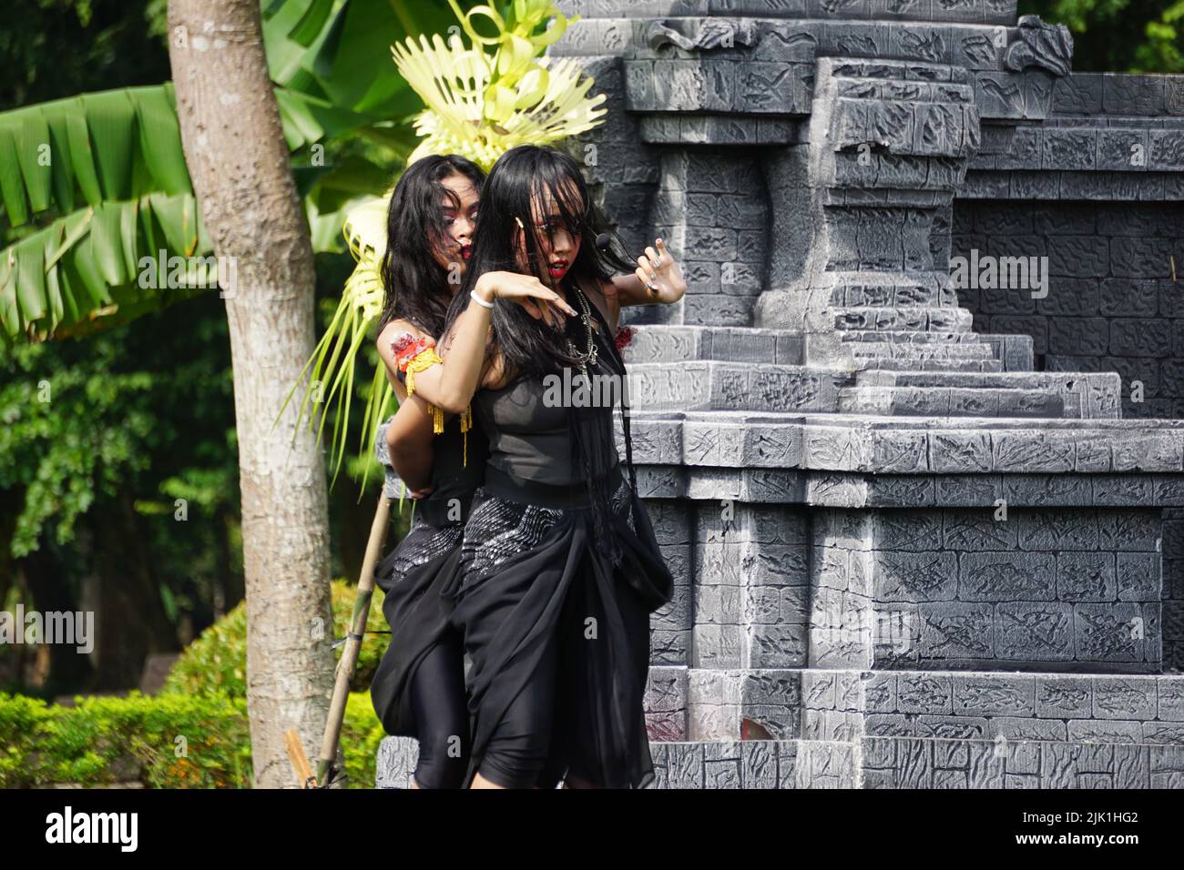 Isun dance hi-res stock photography and images - Alamy