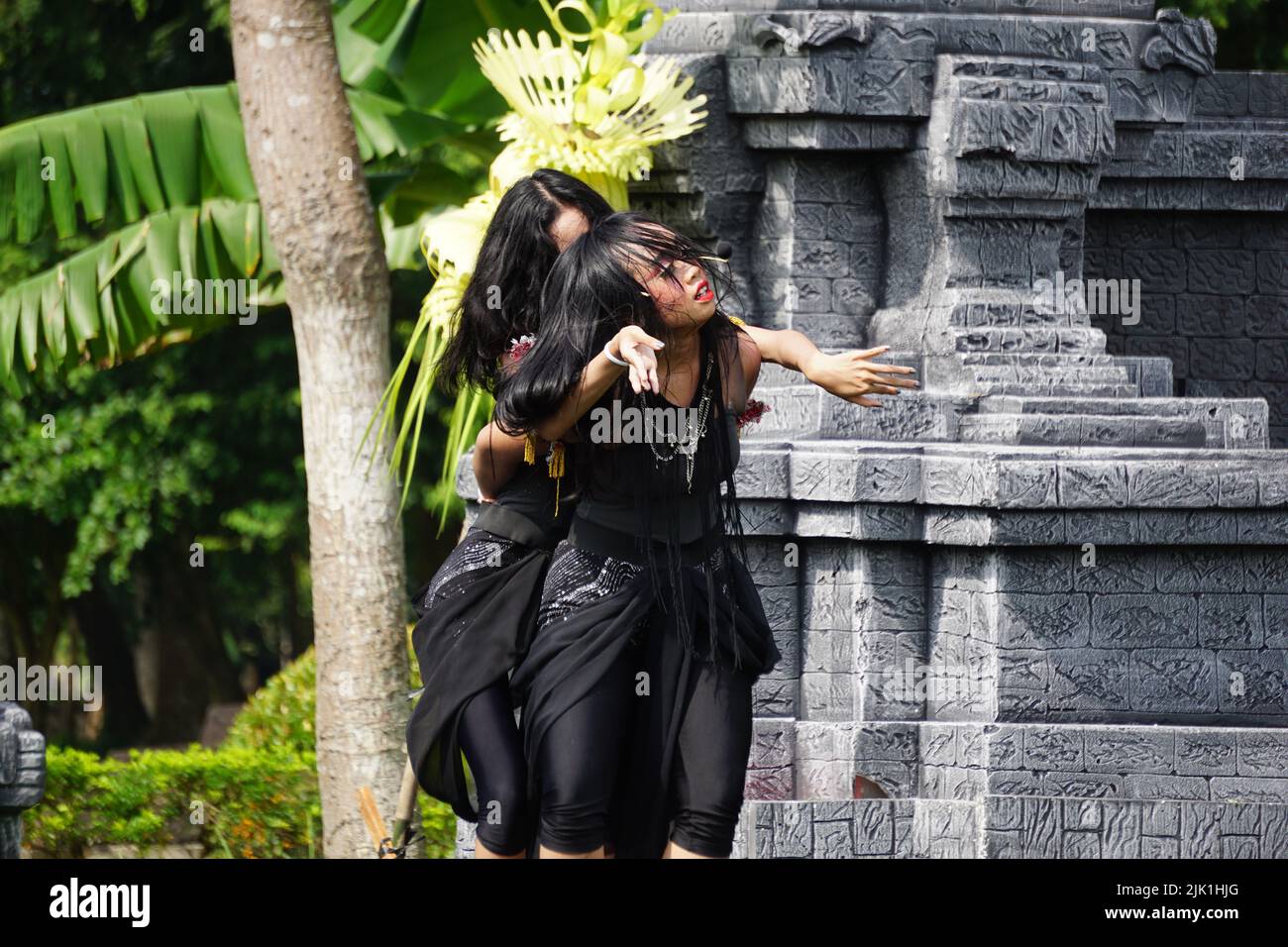 Indonesian perform isun dance to celebrate world dance day Stock Photo ...