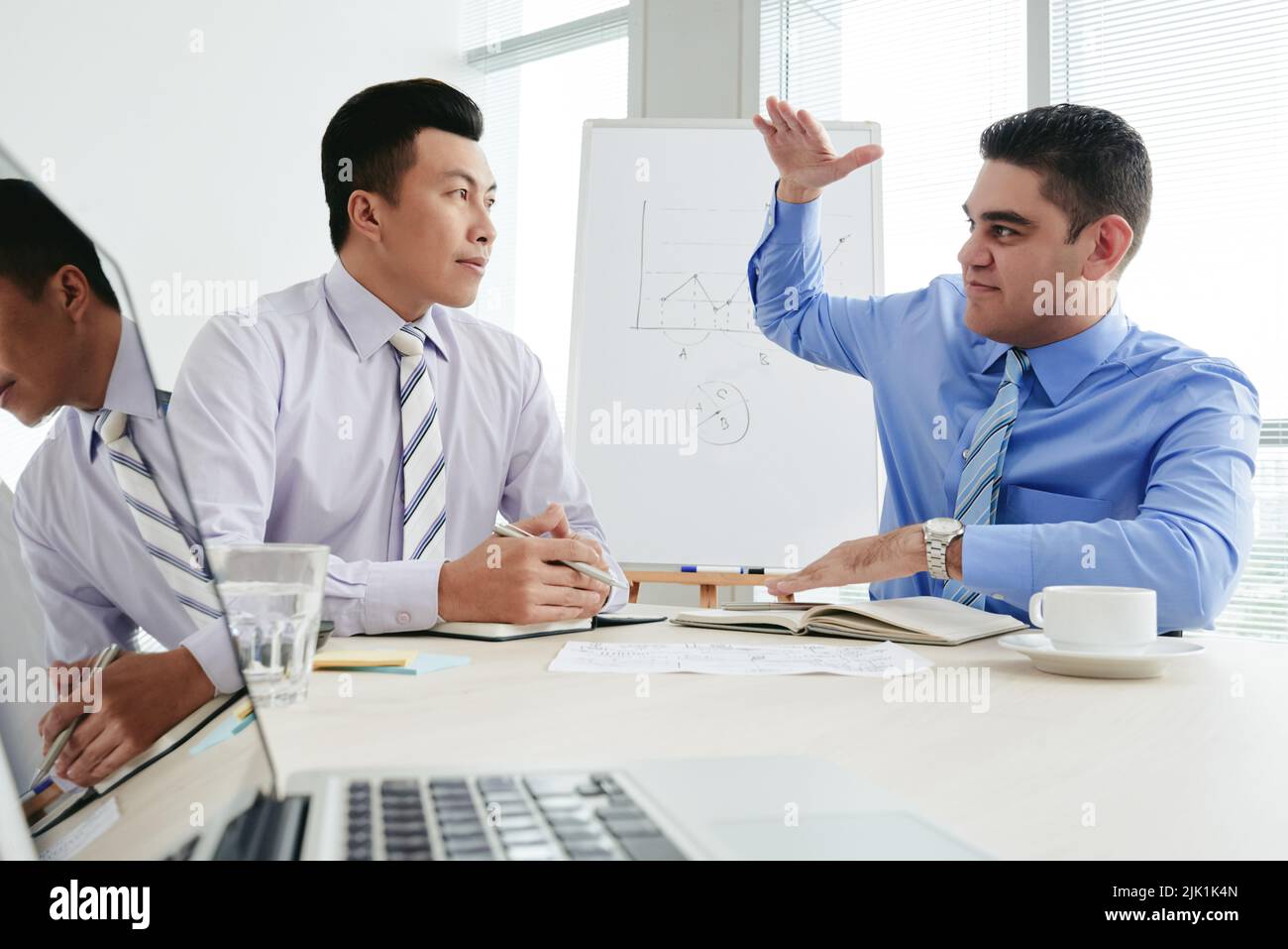 Explaining teamwork hi-res stock photography and images - Alamy