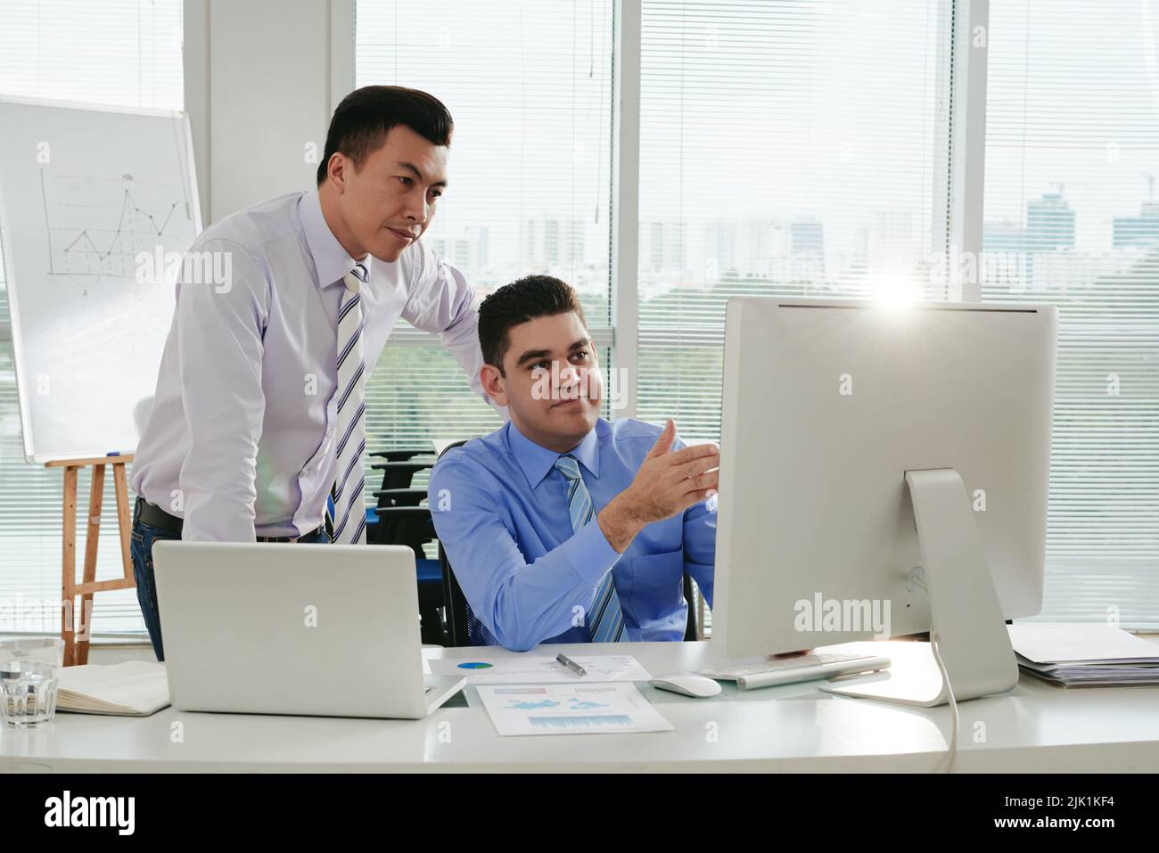 Helping coworker office hi-res stock photography and images - Alamy