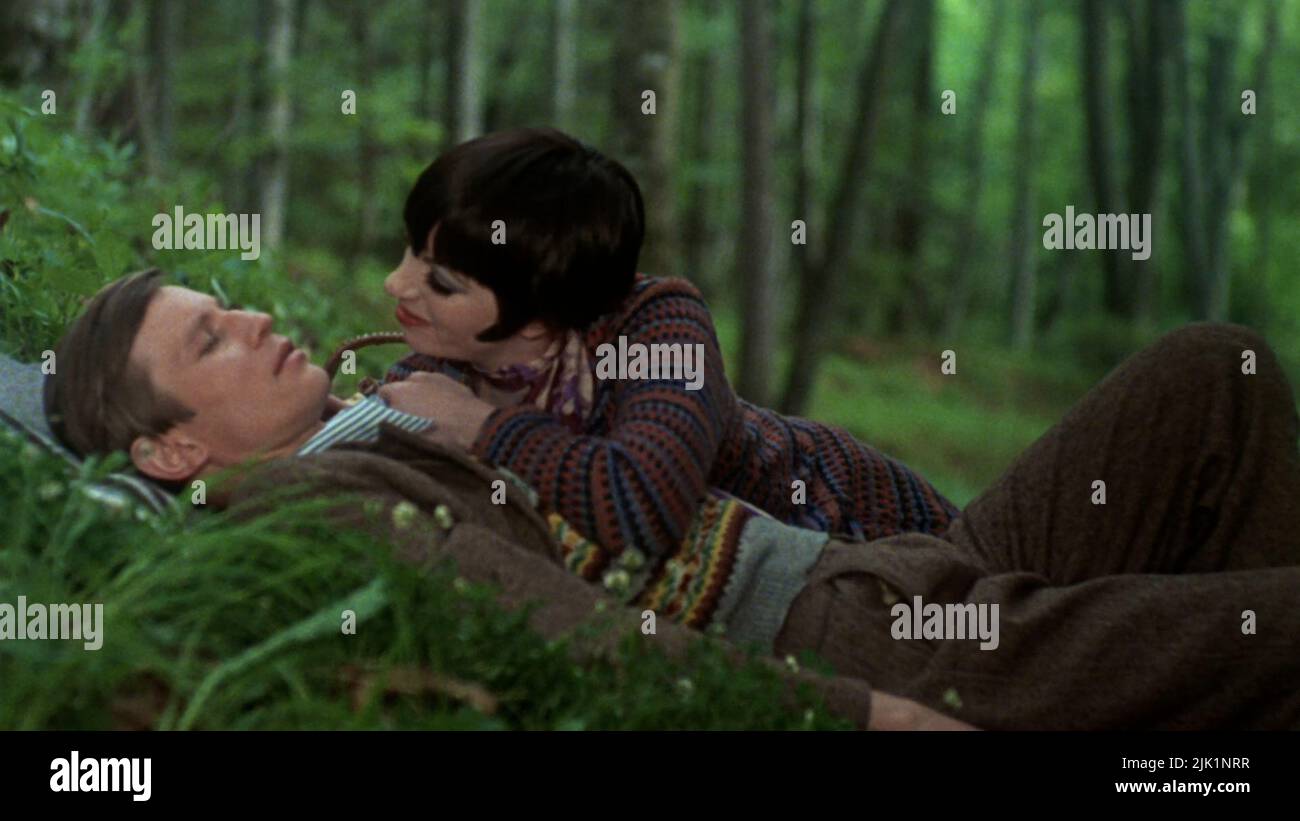 Los Angeles.CA.USA. Liza Minnelli and Michael York in a scene in (C ...