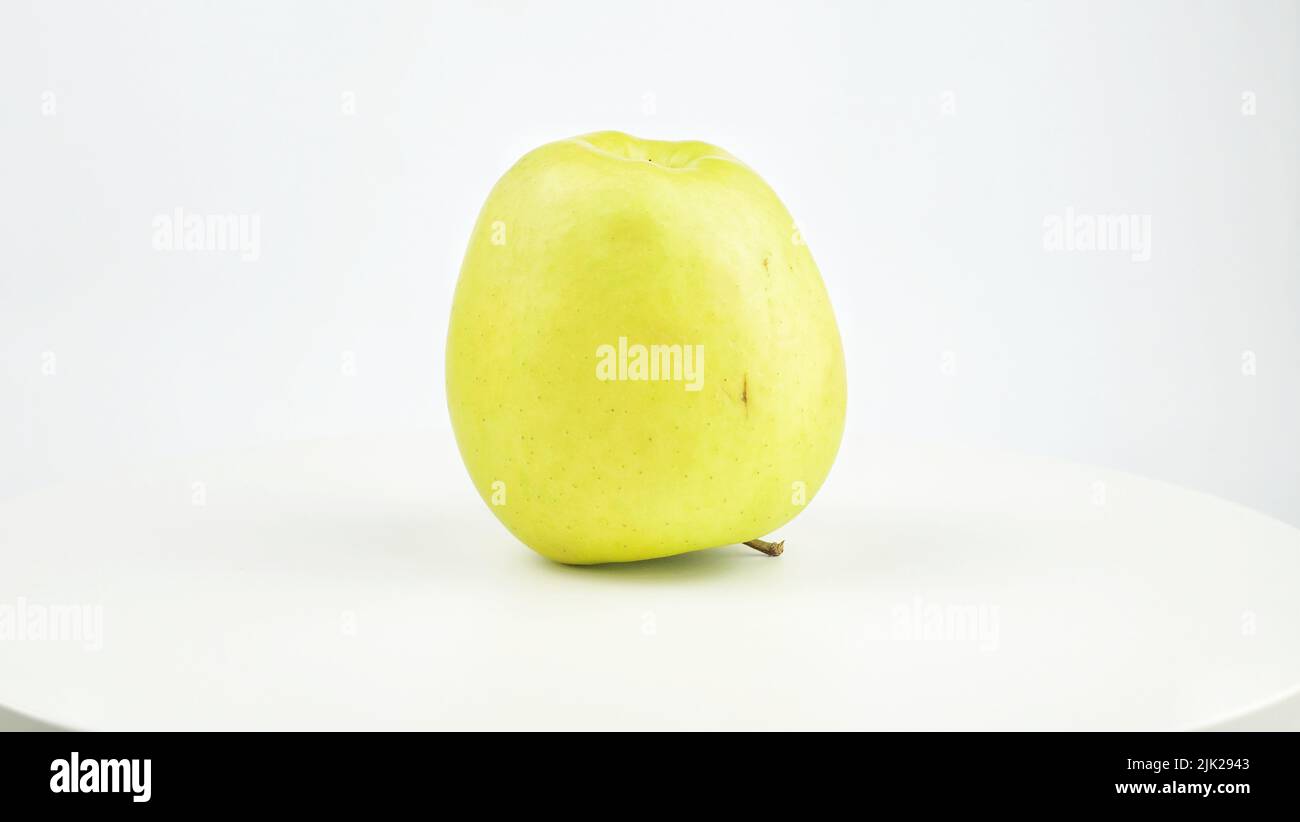 Shiny yellow delicious apple hi-res stock photography and images - Alamy