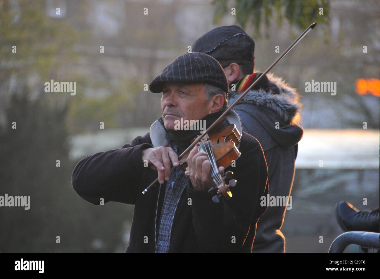 Senior man playing violin hi-res stock photography and images - Alamy