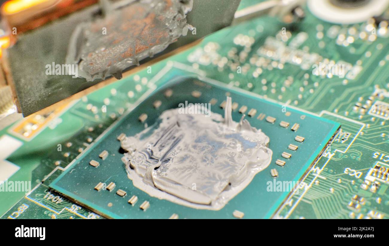 replacement, extrusion of thermal paste on the laptop processor ...