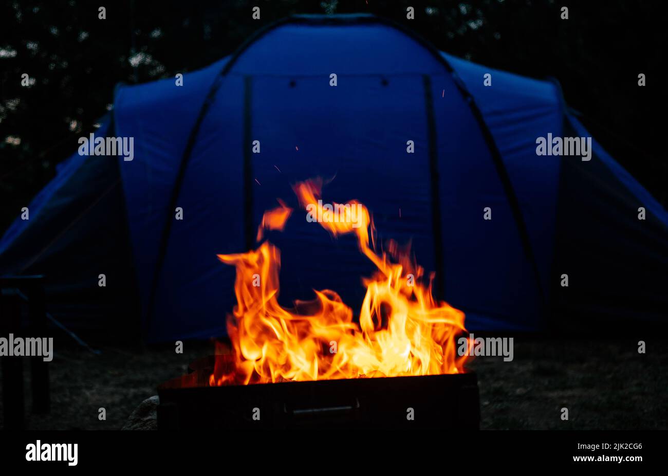 Fireplace during rest near tent at night Stock Photo - Alamy