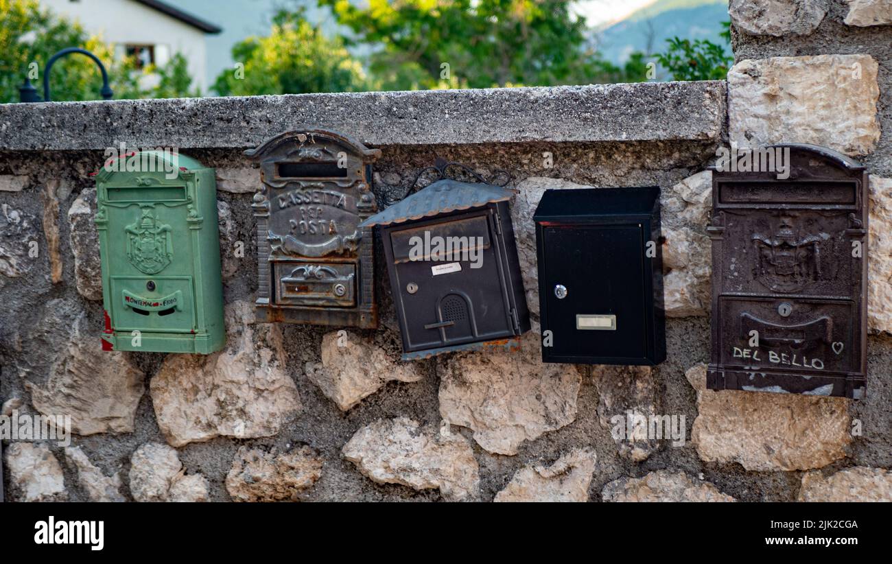 Old metal mailbox mailboxes hi-res stock photography and images - Alamy