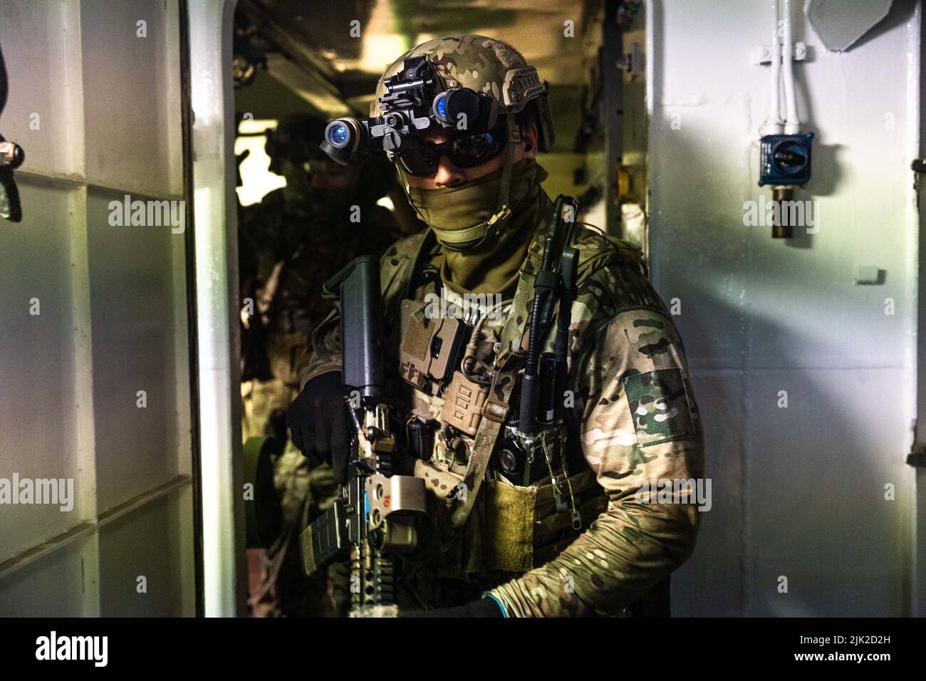 A member of U.S. Naval Special Warfare Task Unit Europe (NSWTU-E ...