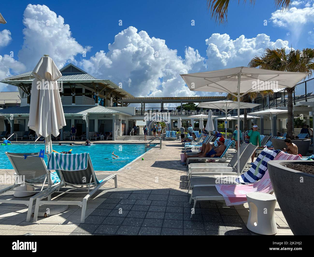 Outdoor community pool hi-res stock photography and images - Alamy