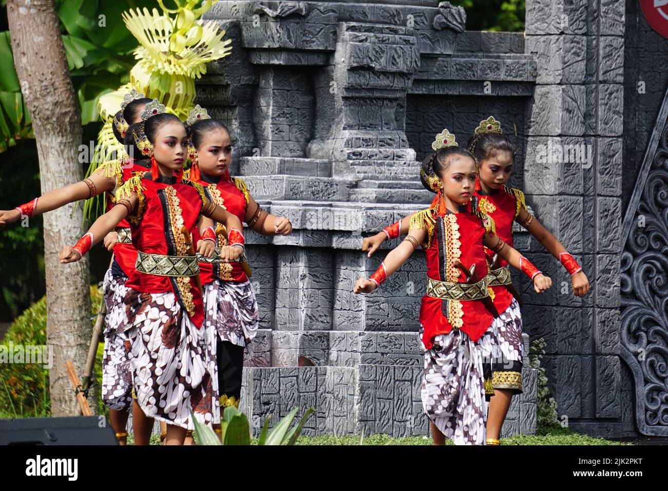 Indonesian perform Ladrang Mangungkung dance to celebrate world dance ...