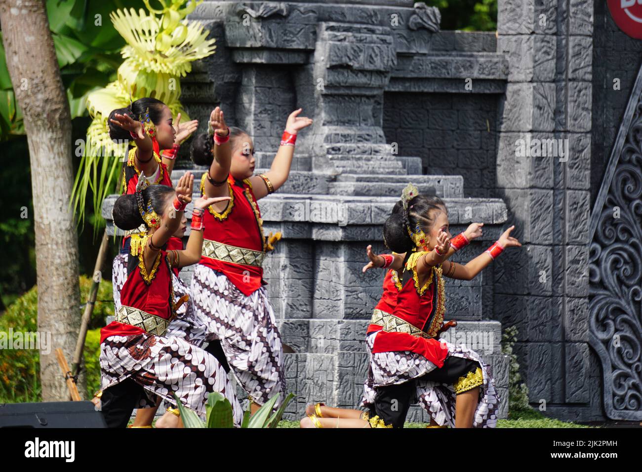 Tari ladrang mangungkung hi-res stock photography and images - Alamy