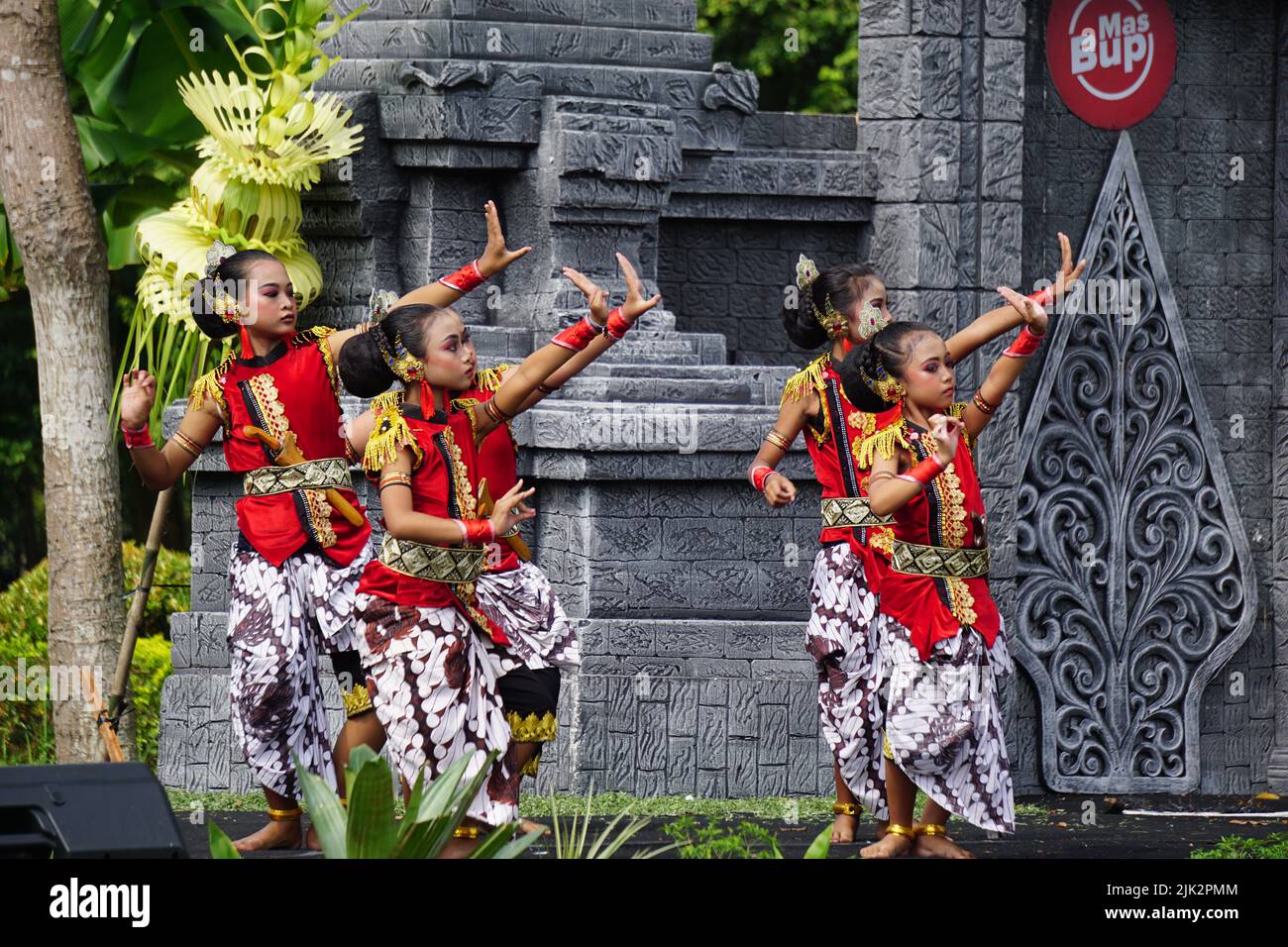 Tari ladrang mangungkung hi-res stock photography and images - Alamy