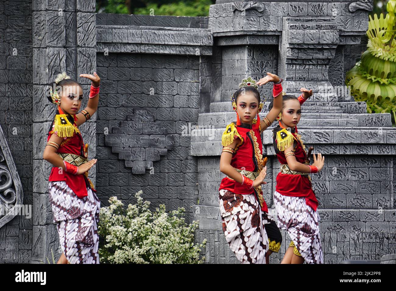 Indonesian perform Ladrang Mangungkung dance to celebrate world dance ...