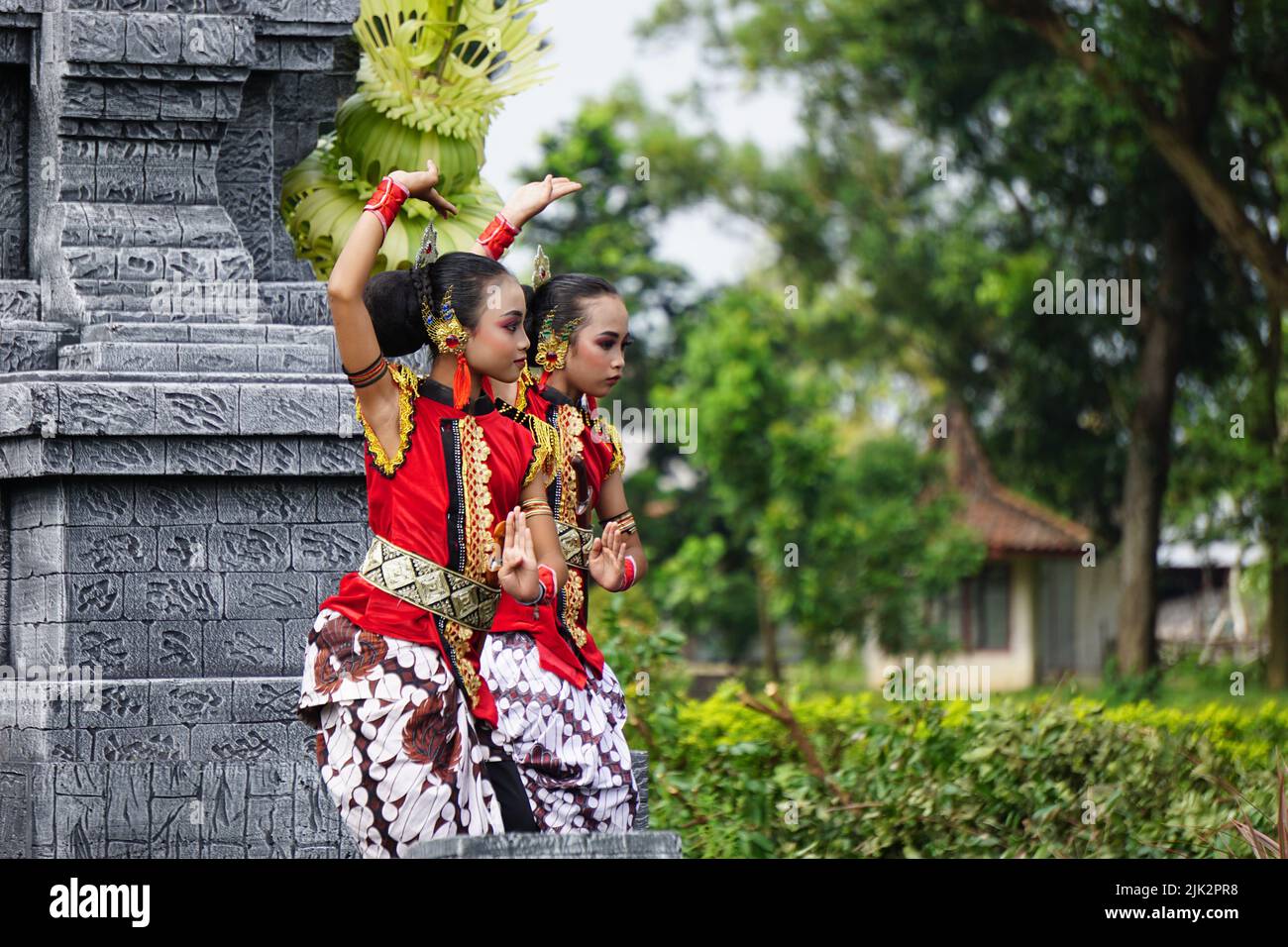 Indonesian perform Ladrang Mangungkung dance to celebrate world dance ...
