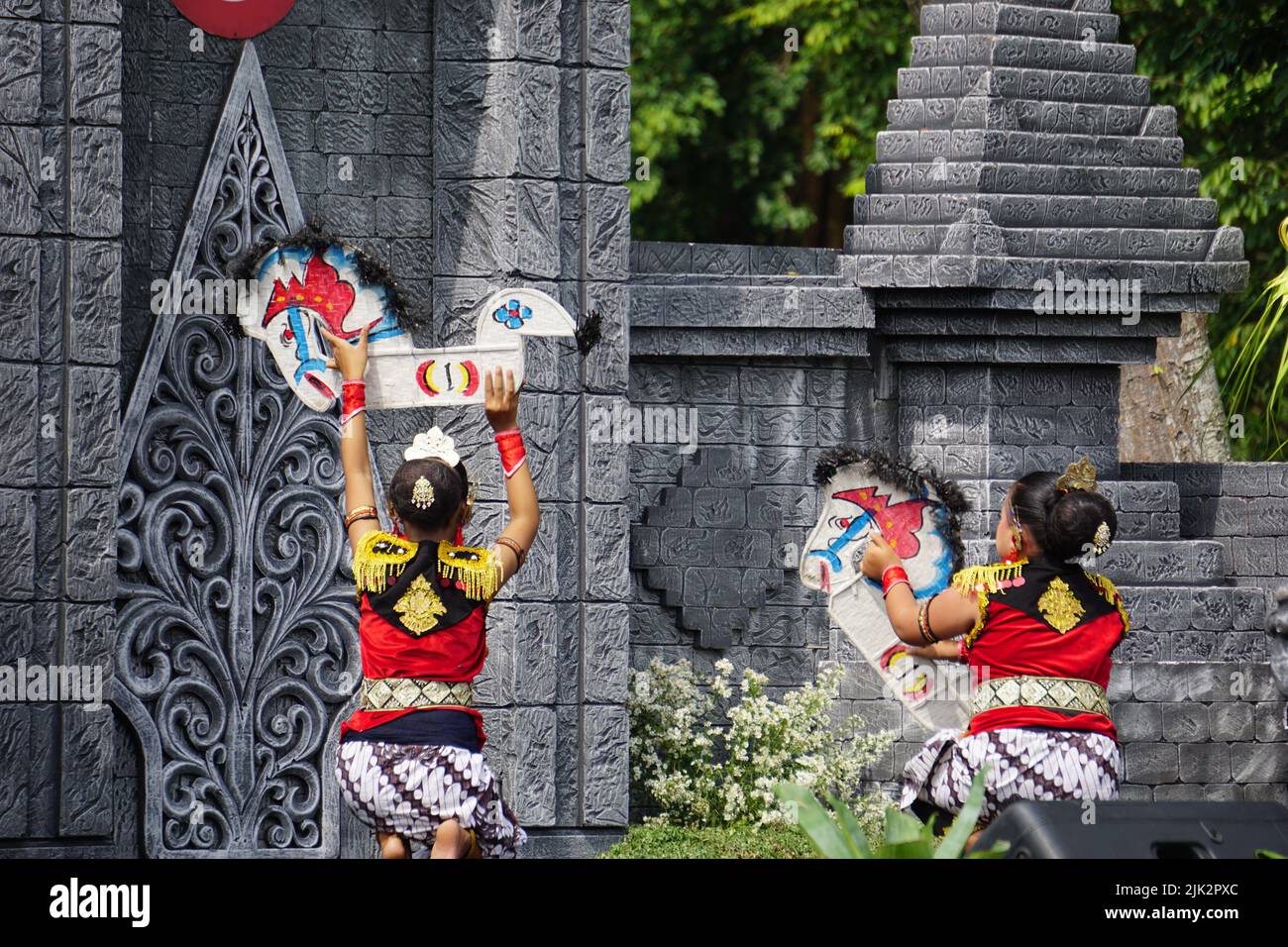 Tari ladrang mangungkung hi-res stock photography and images - Alamy