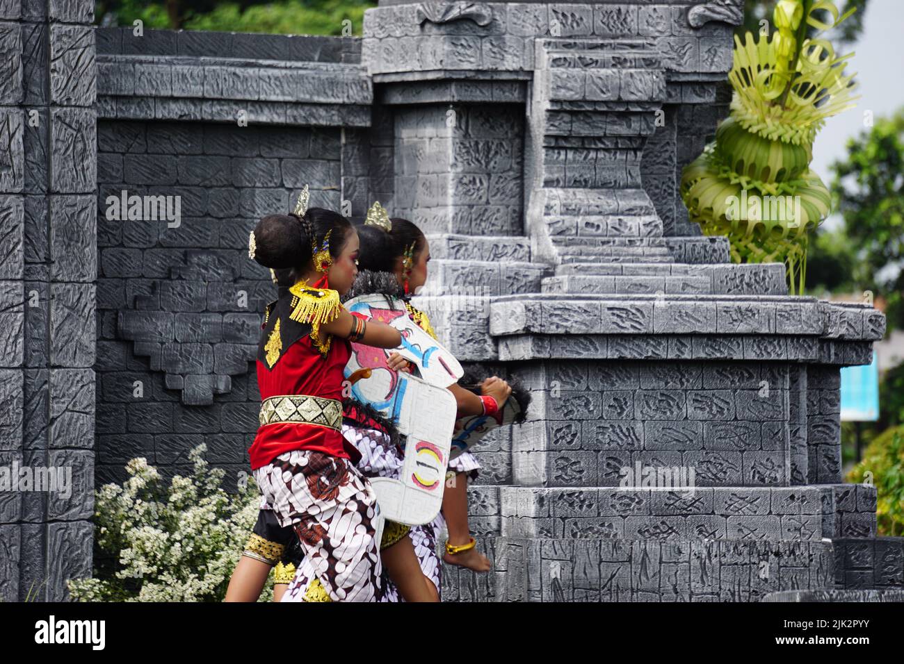 Indonesian perform Ladrang Mangungkung dance to celebrate world dance ...