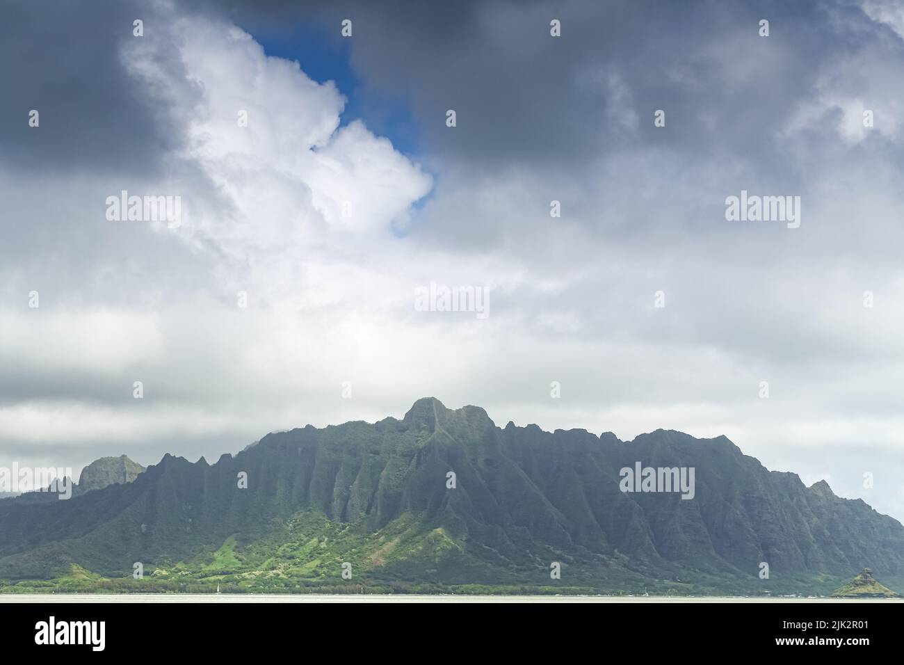 Amazing mountain range and clouds of Oahu island, Hawaii Stock Photo ...
