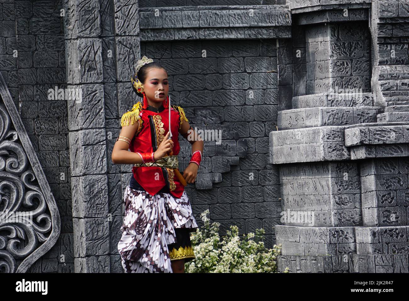 Indonesian perform Ladrang Mangungkung dance to celebrate world dance ...