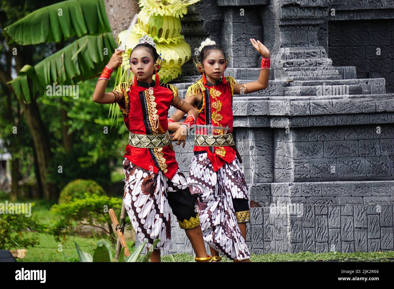 Indonesian perform Ladrang Mangungkung dance to celebrate world dance ...