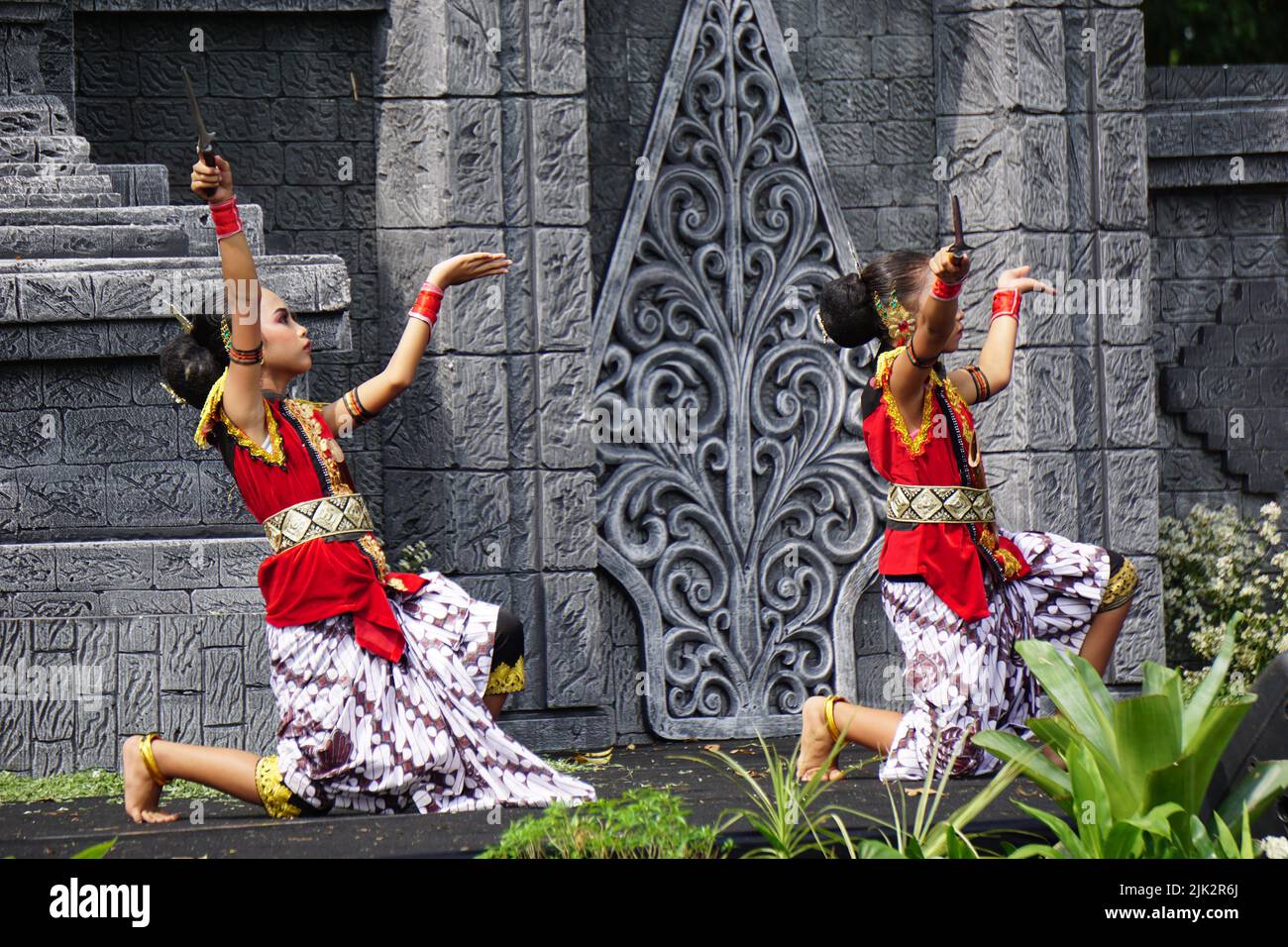 Indonesian perform Ladrang Mangungkung dance to celebrate world dance ...