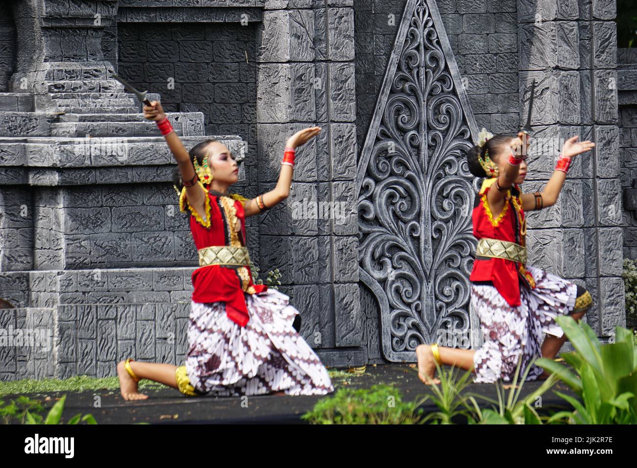 Indonesian perform Ladrang Mangungkung dance to celebrate world dance ...