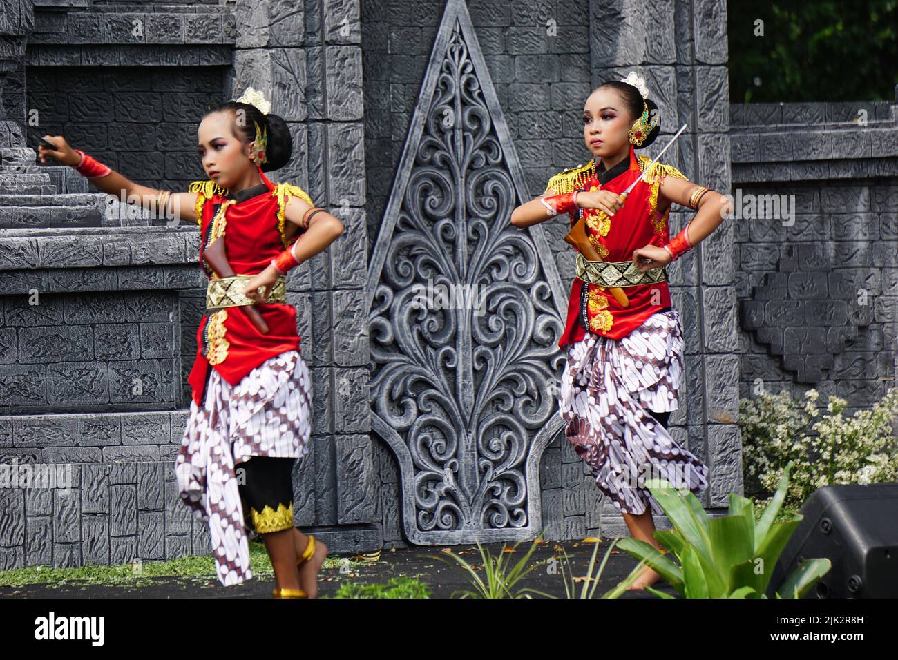 Indonesian perform Ladrang Mangungkung dance to celebrate world dance ...