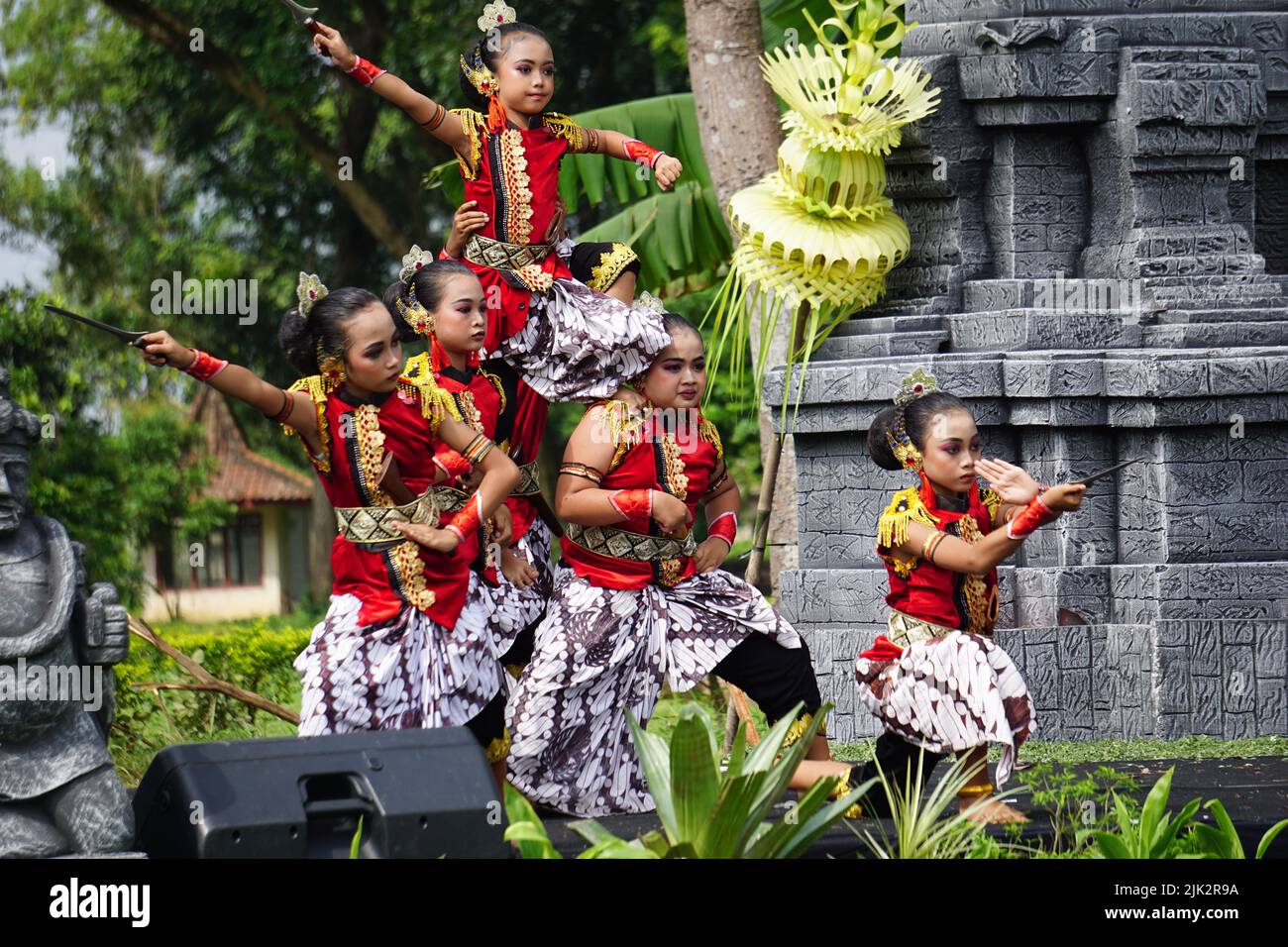 Indonesian perform Ladrang Mangungkung dance to celebrate world dance ...