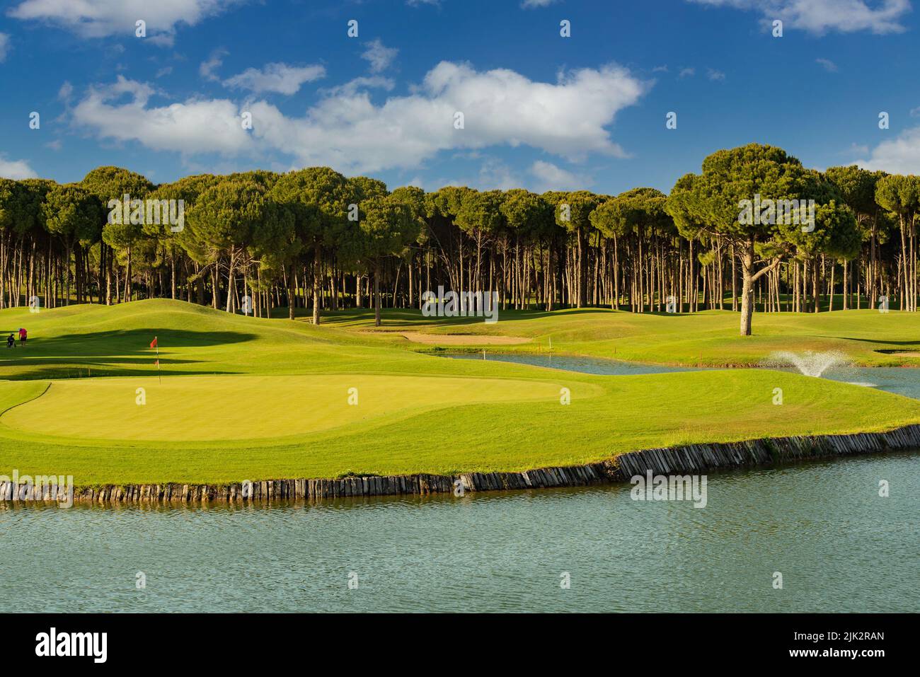 Golf playing over water hi-res stock photography and images - Alamy