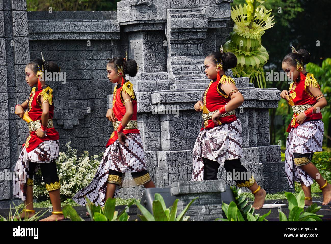 Tari ladrang mangungkung hi-res stock photography and images - Alamy
