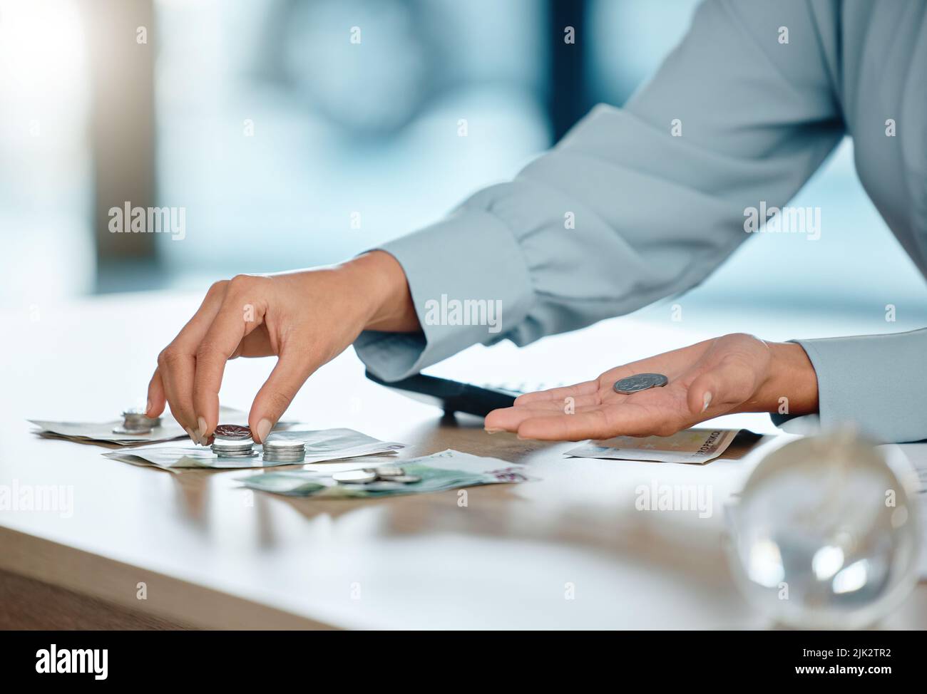 Lady counting money hi-res stock photography and images - Alamy
