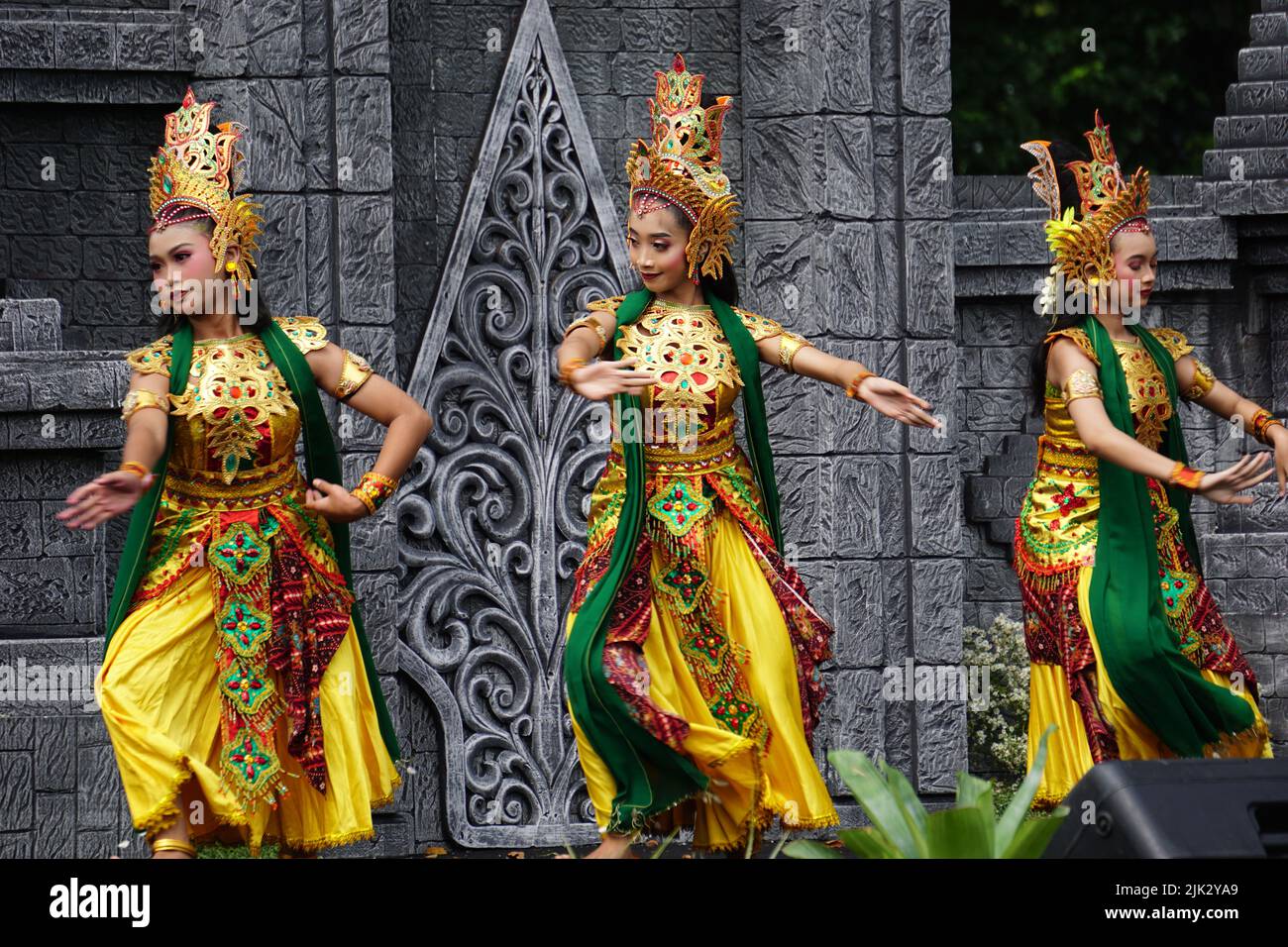 Indonesian perform kenyo dance to celebrate world dance day Stock Photo ...