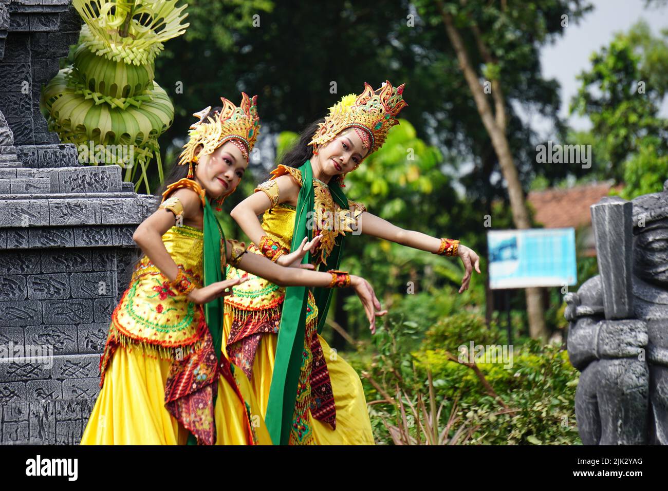 Indonesian perform kenyo dance to celebrate world dance day Stock Photo ...