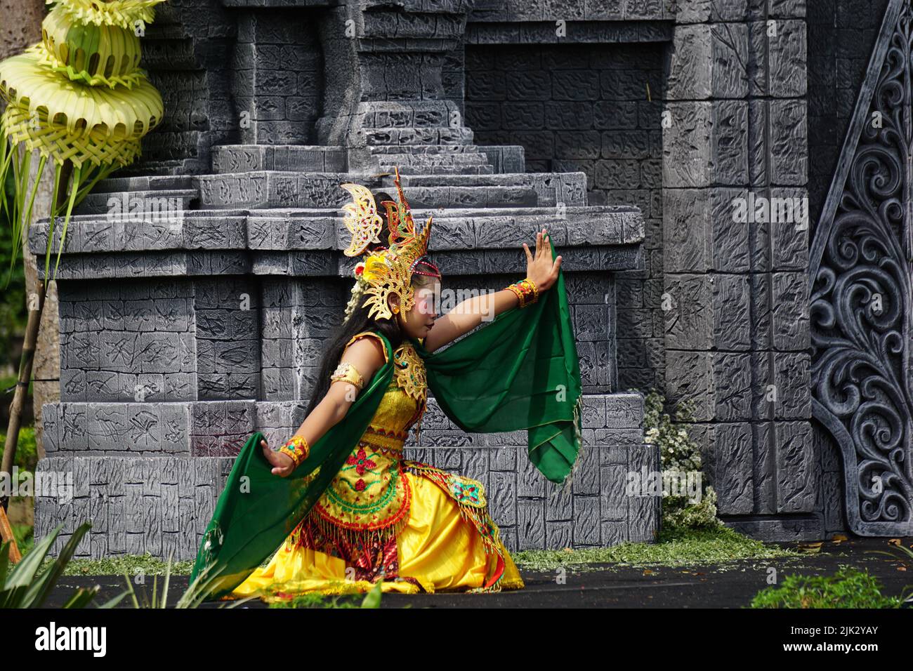 Indonesian perform kenyo dance to celebrate world dance day Stock Photo ...