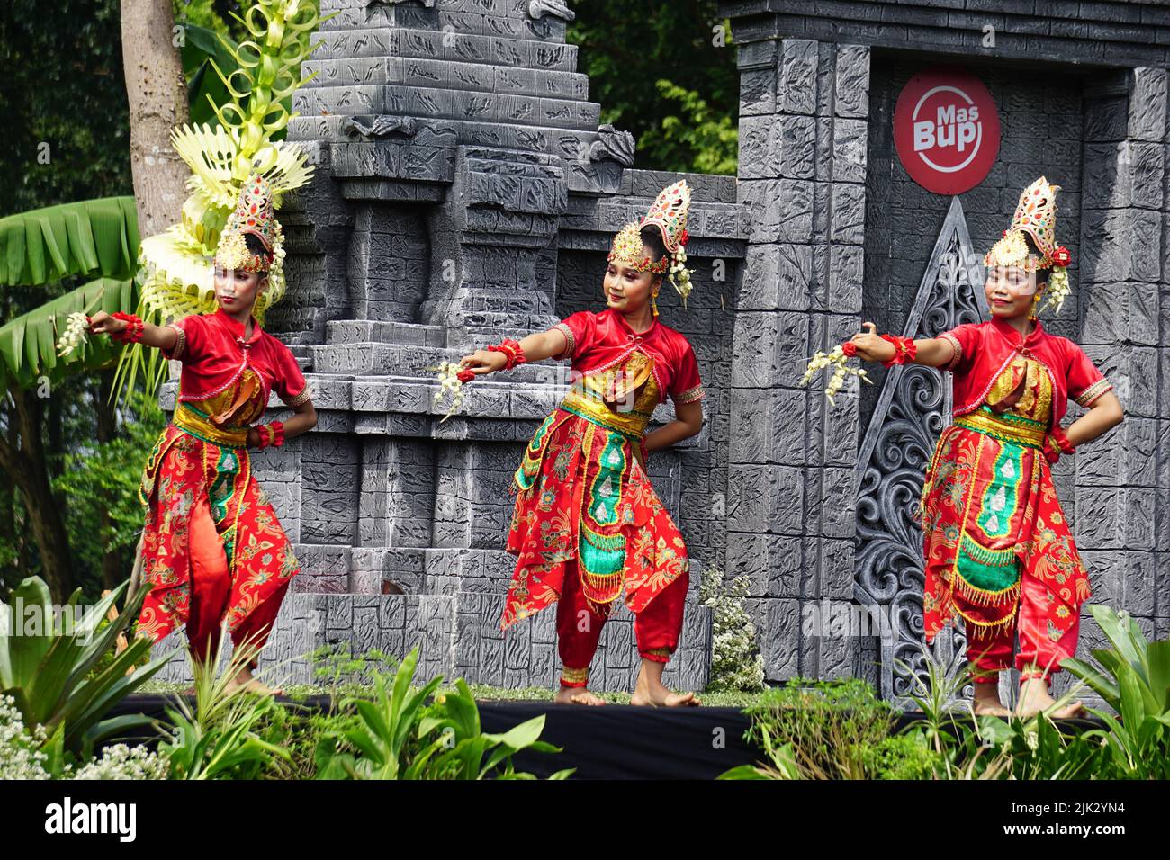 Indonesian dancers perform Candra Laksita dance to celebrate world ...