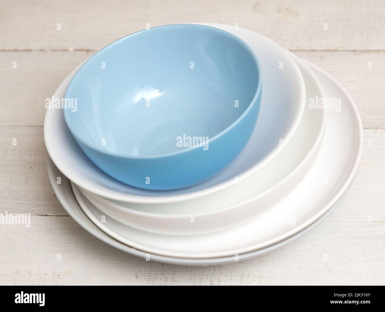 Organized set white plates hi-res stock photography and images - Alamy