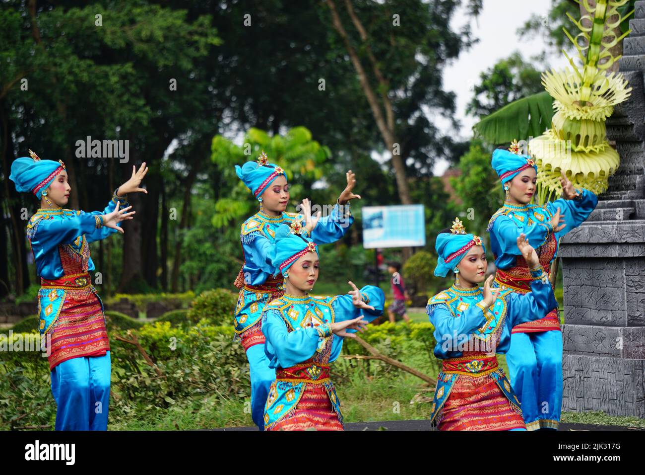 Indonesian perform minang ria dance to commemorate world dance day ...