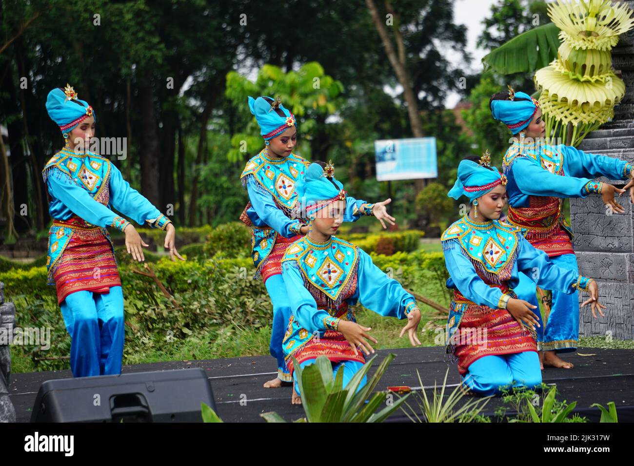 Indonesian perform minang ria dance to commemorate world dance day ...